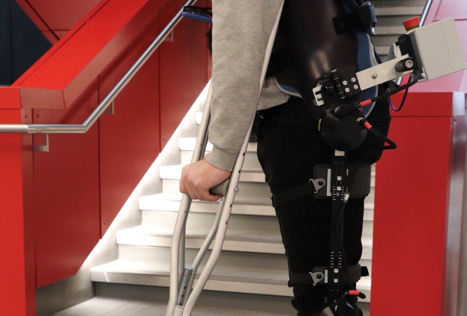 Combined AI and Wearable Cameras in Self Walking Robotic Exo-Skeletons: